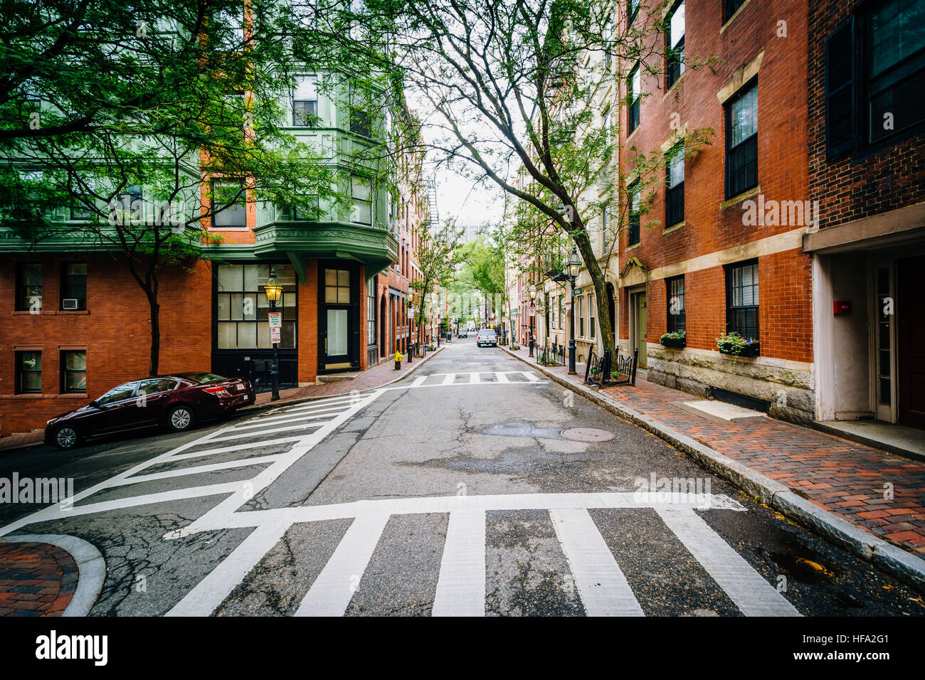 Intersection and historic buildings in Beacon Hill, Boston ...