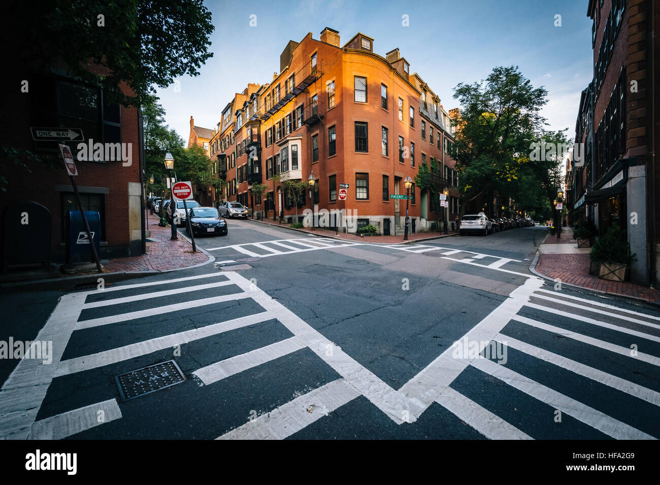 Intersection and historic buildings in Beacon Hill, Boston ...