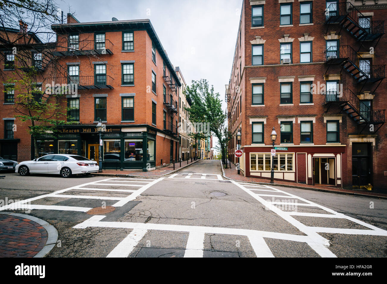 Intersection and historic buildings in Beacon Hill, Boston ...