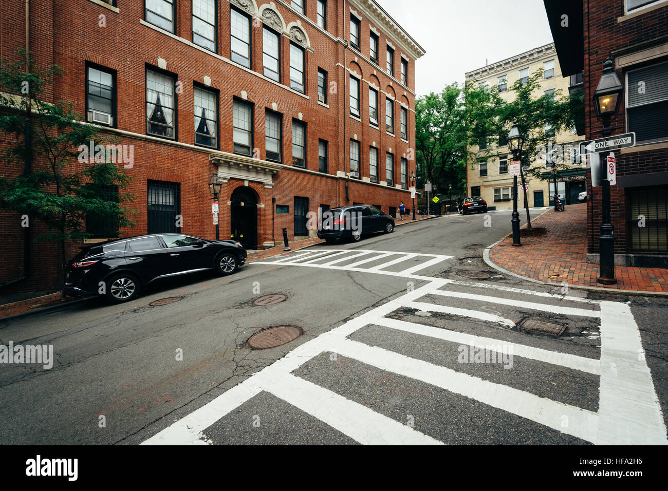 Intersection and historic buildings in Beacon Hill, Boston ...