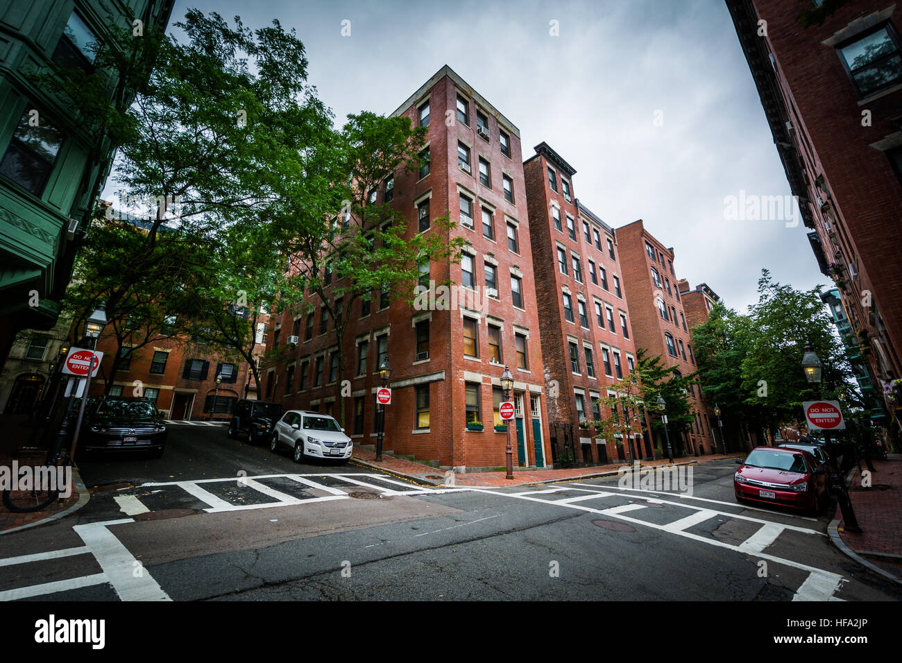 Intersection and historic buildings in Beacon Hill, Boston ...