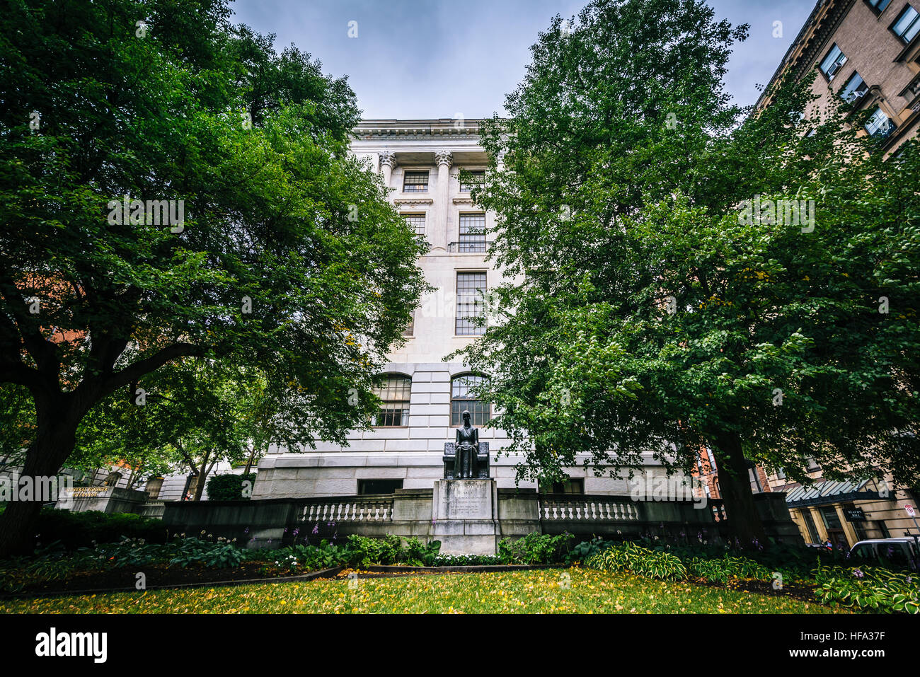 Statue and the exterior of the Massachusetts State House, in Beacon ...