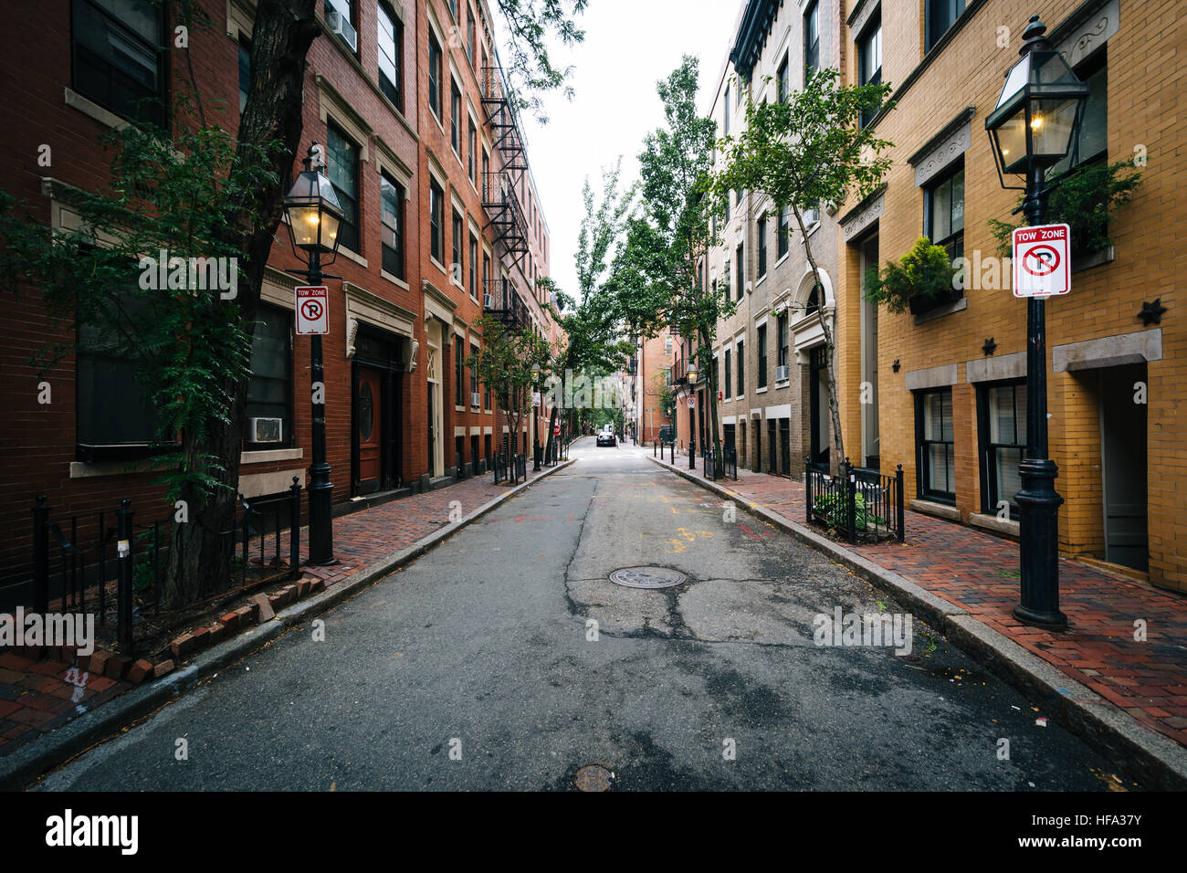 Buildings and street hi-res stock photography and images - Alamy