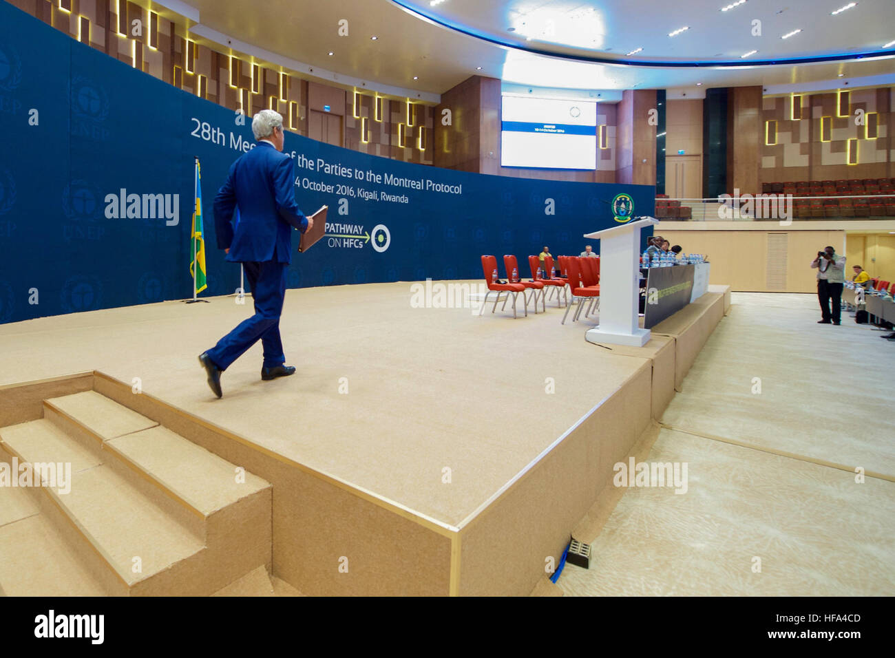 John kerry on stage hi-res stock photography and images - Alamy