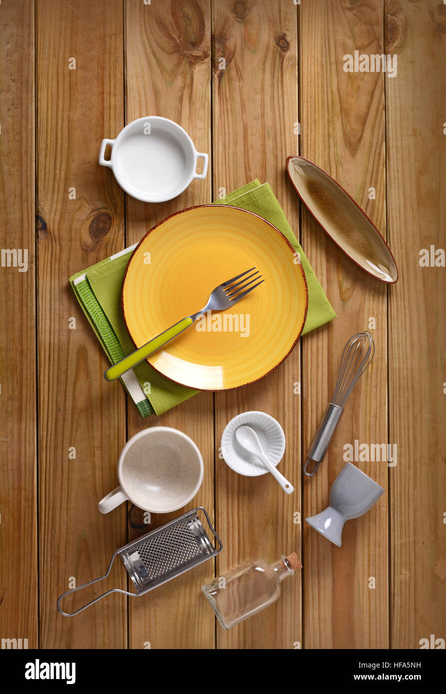 Empty plates hi-res stock photography and images - Alamy