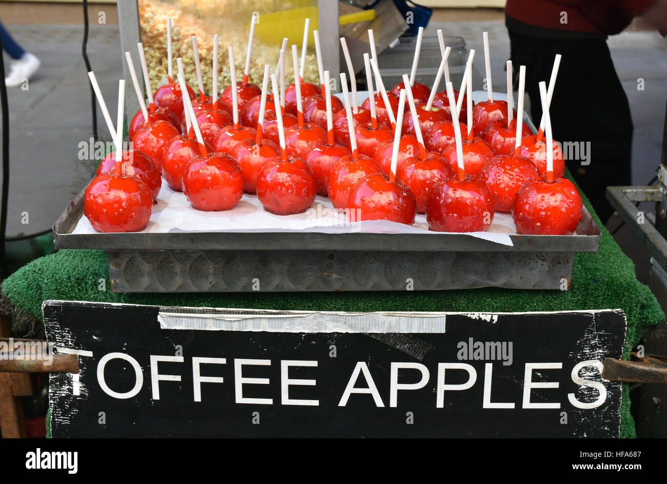 Vendor popcorn hi-res stock photography and images - Alamy