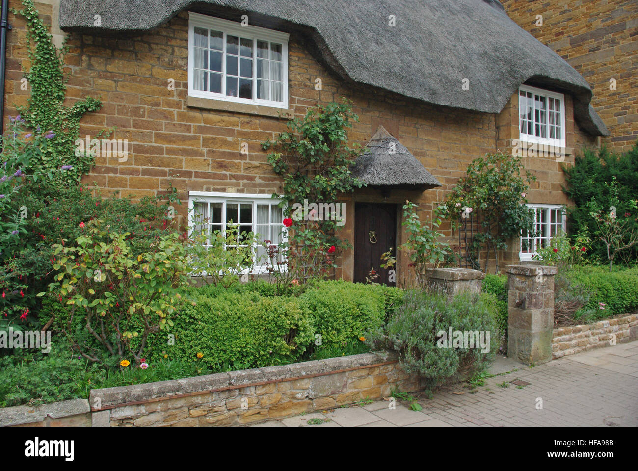 Thatched cottage in the town of Uppingham, Rutland, UK Stock Photo - Alamy