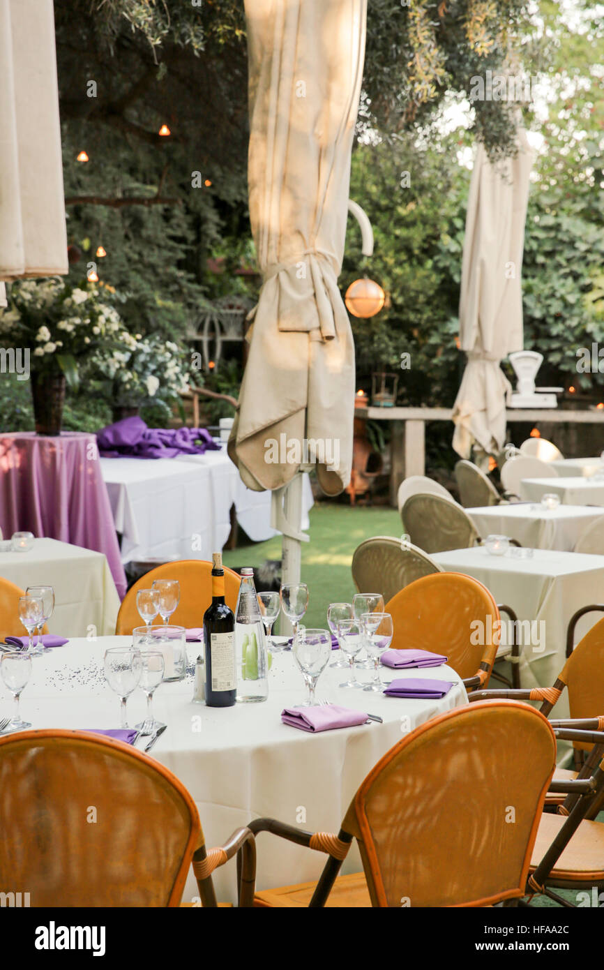 Formal garden party reception setting Stock Photo - Alamy