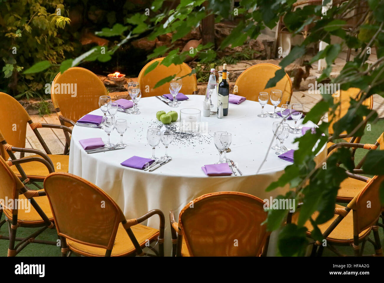 Formal garden party reception setting Stock Photo - Alamy
