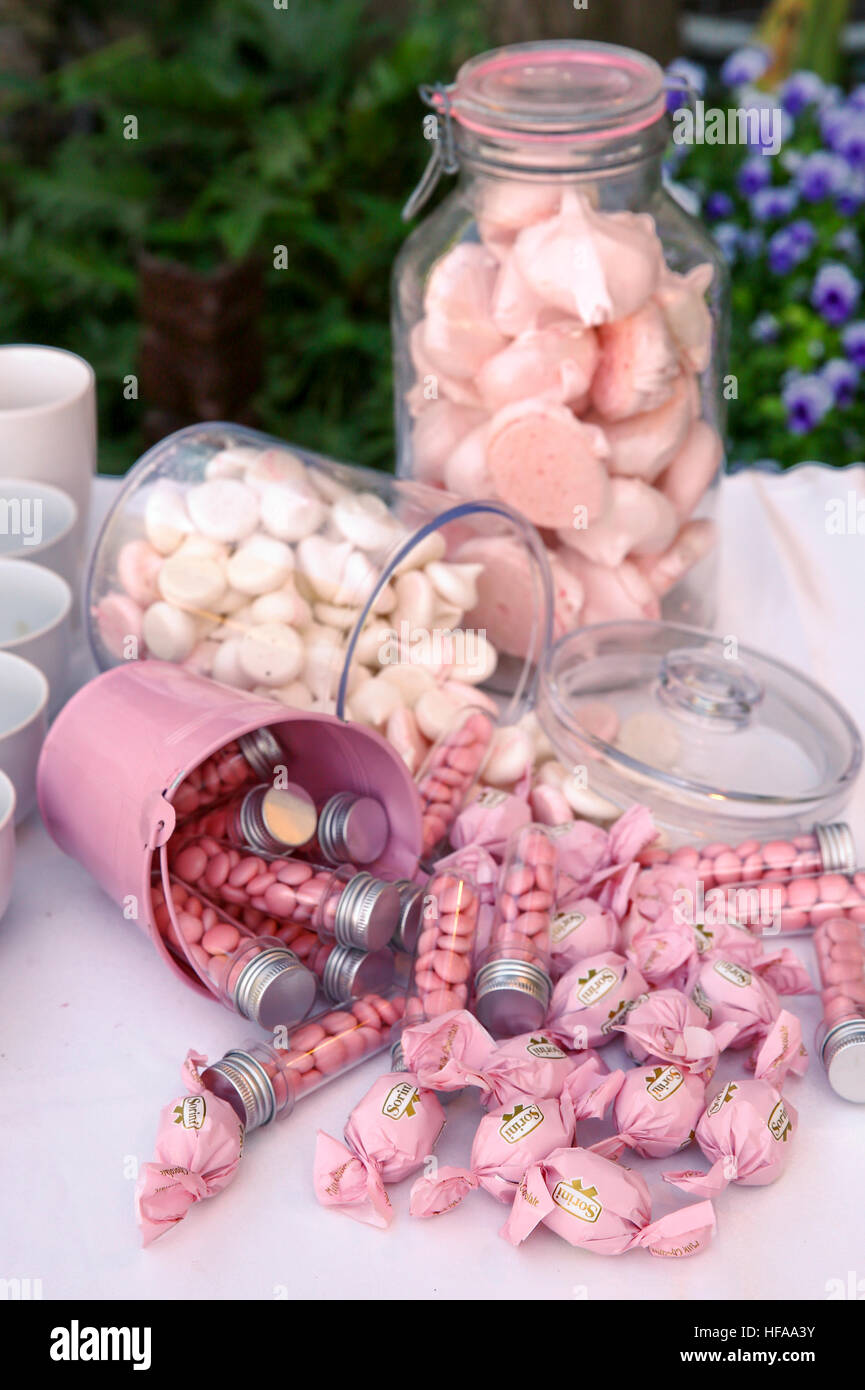Pink sweets hi-res stock photography and images - Alamy
