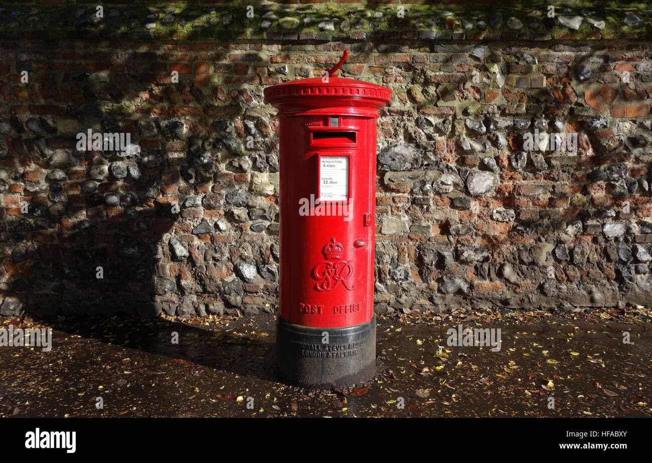 English postbox hi-res stock photography and images - Alamy