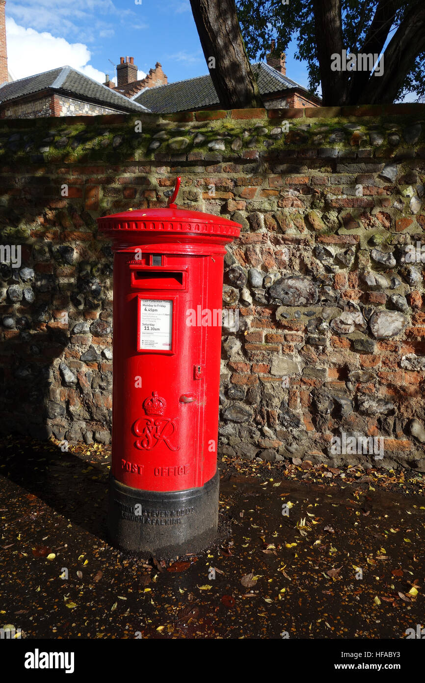 English postbox hi-res stock photography and images - Alamy