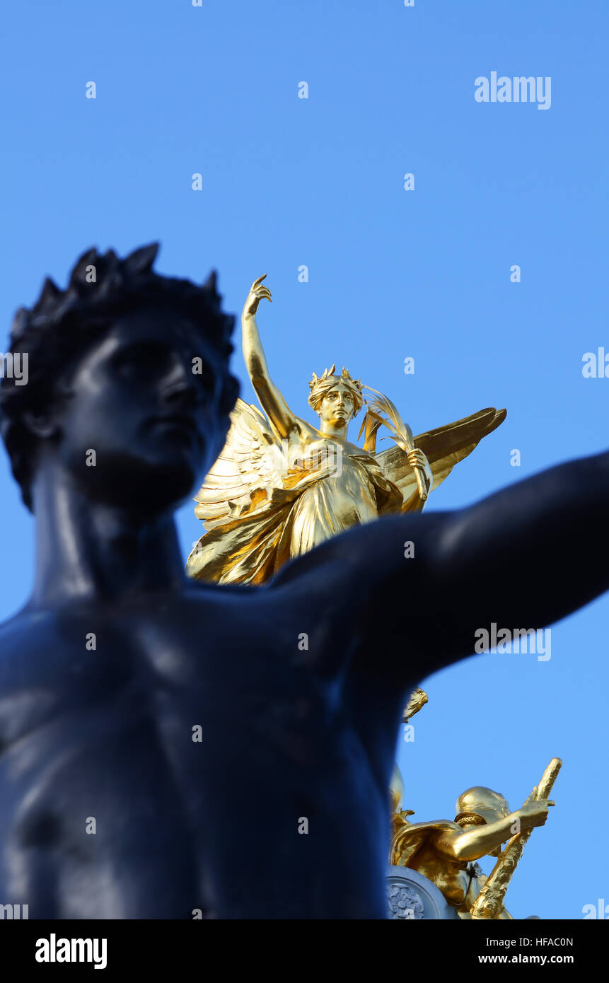 Statue of winged victory hi-res stock photography and images - Alamy