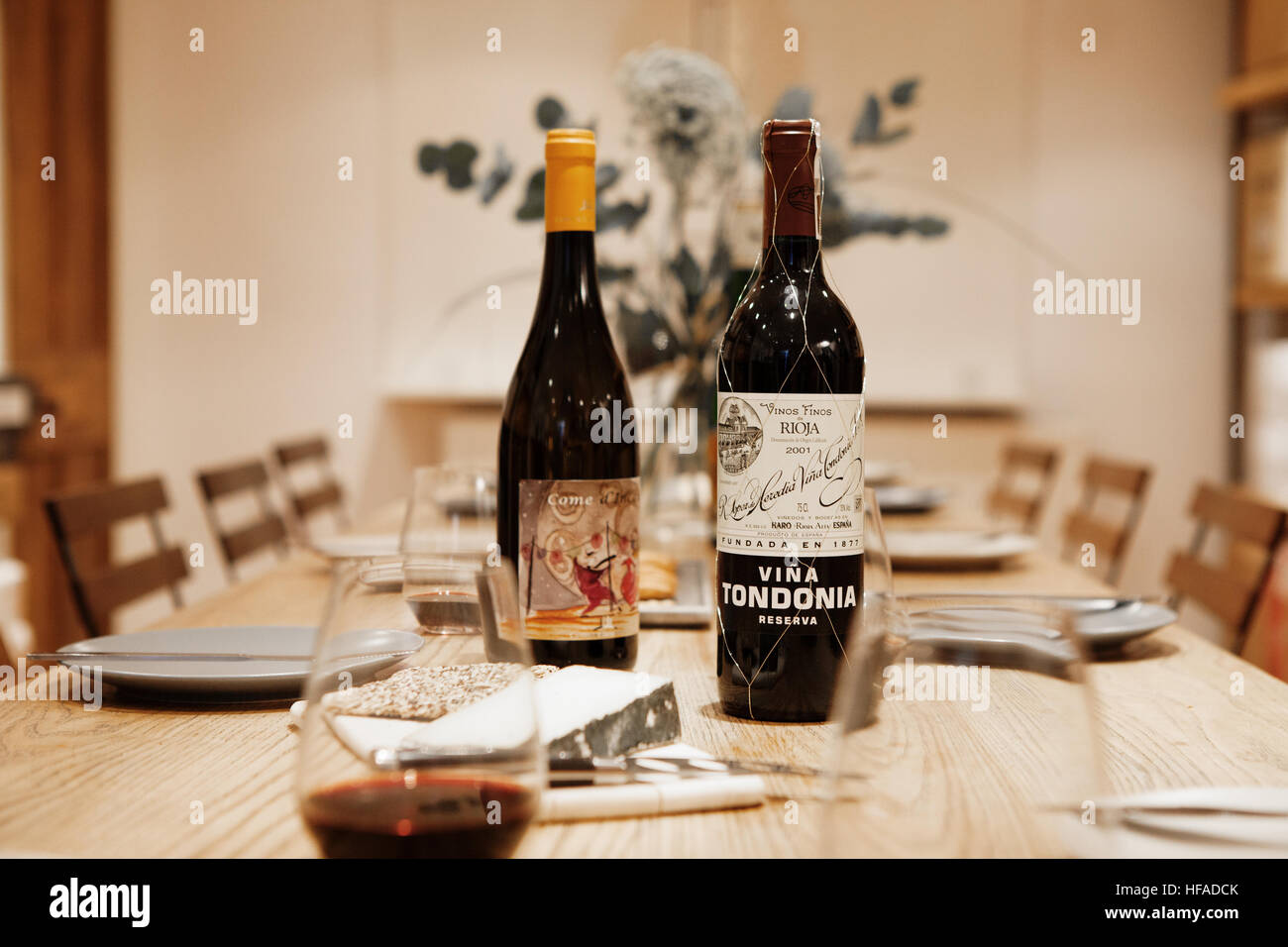 Entertaining table hi-res stock photography and images - Alamy