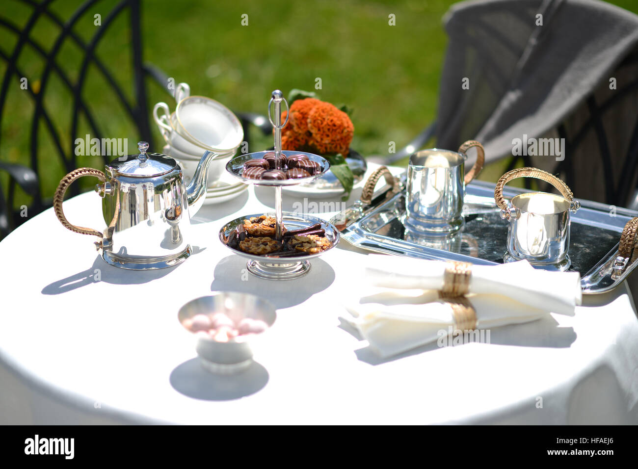 Garden tea party hi-res stock photography and images - Alamy