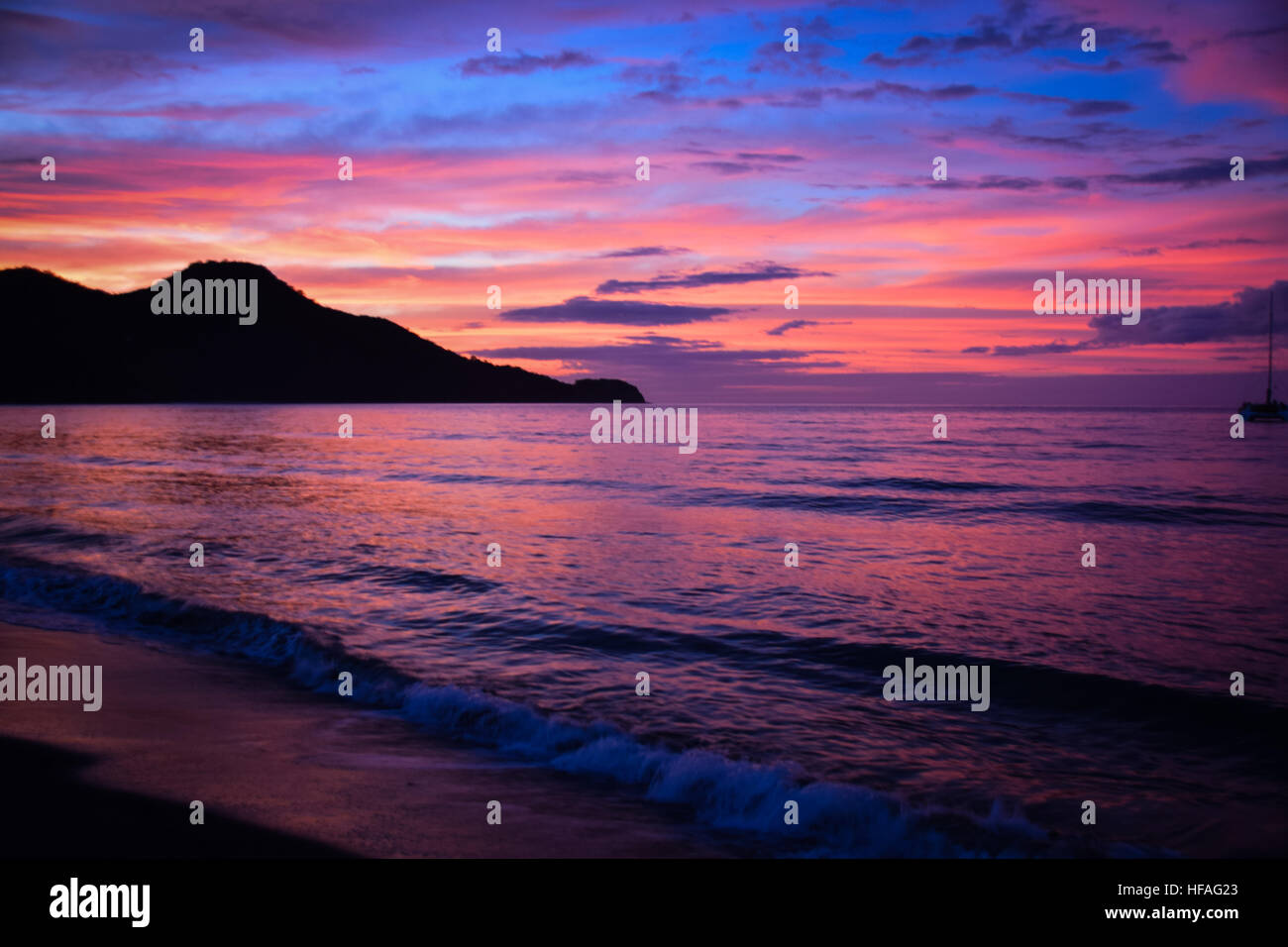 Pink tranquil sunset skies over the Pacific Ocean, Costa Rica Stock ...