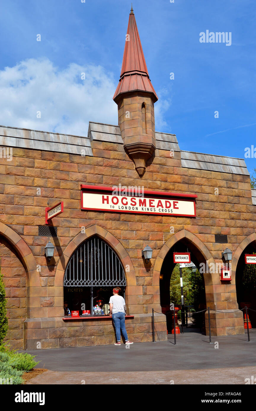 Harry potter hogsmeade station hi-res stock photography and images - Alamy