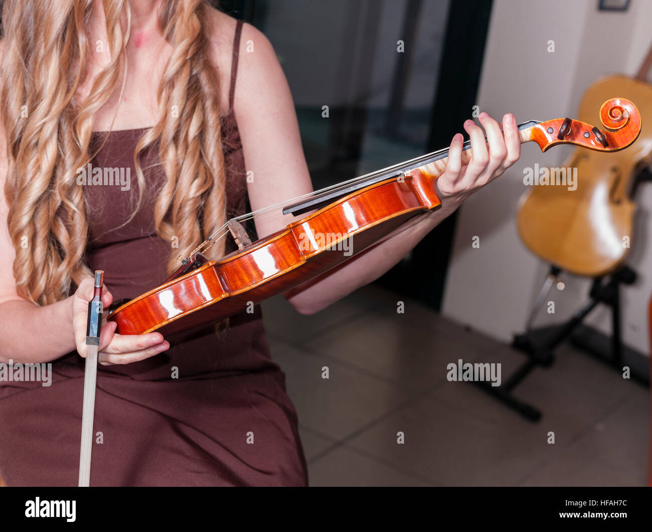 A woman holding a violin Stock Photo - Alamy
