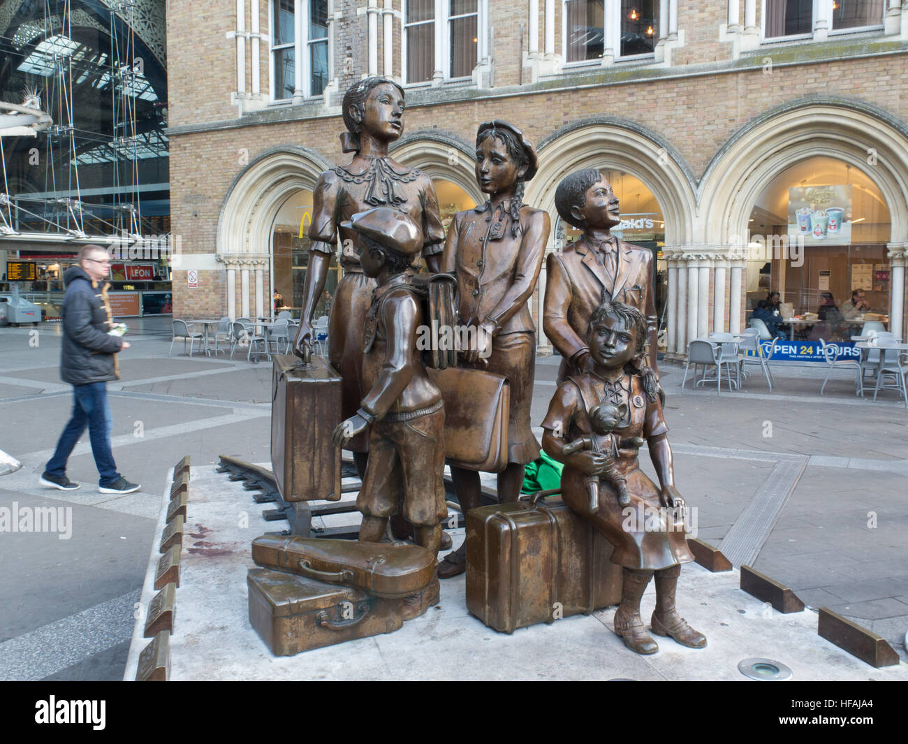 Kindertransport statue hi-res stock photography and images - Alamy