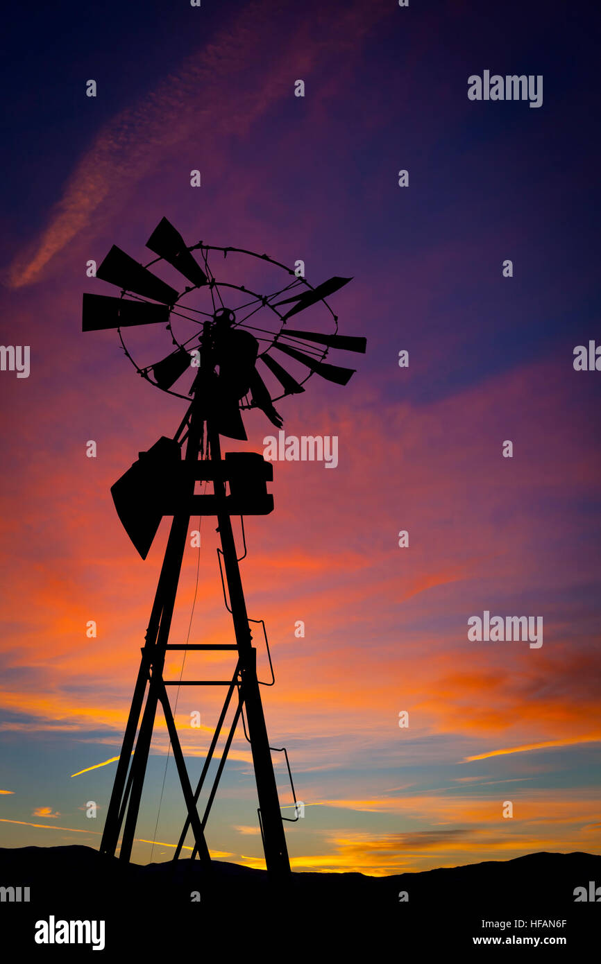 Antique farm water pump windmill hi-res stock photography and images ...