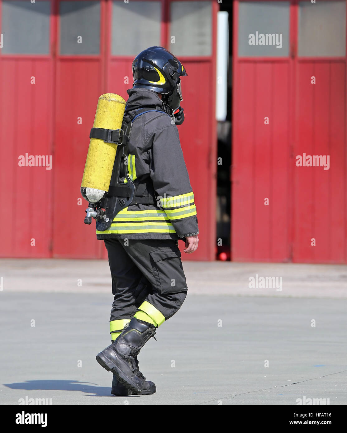 Fireman with oxygen tank to breathe during fires Stock Photo - Alamy