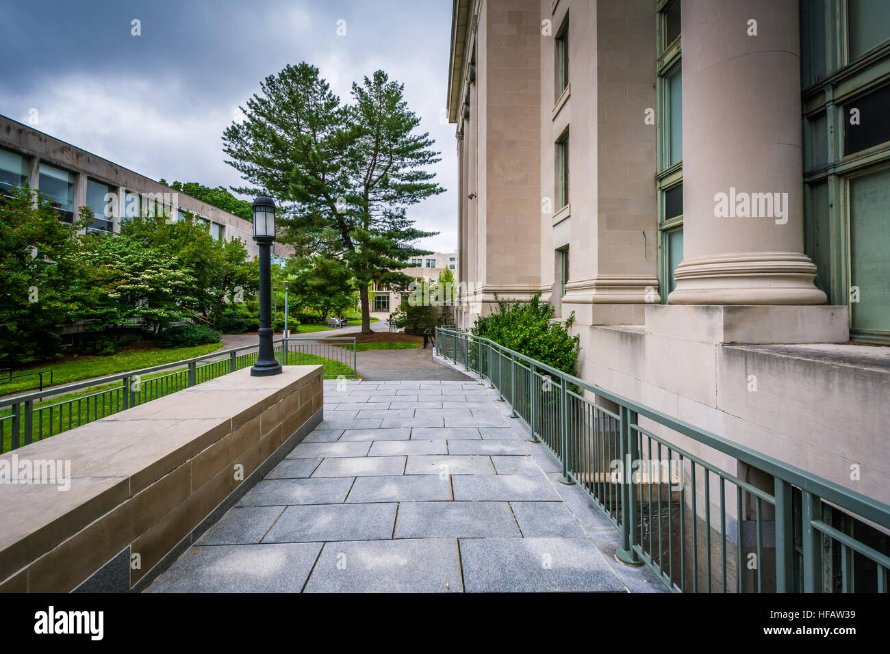 Building and walkway Harvard University, in Cambridge, Massachusetts ...