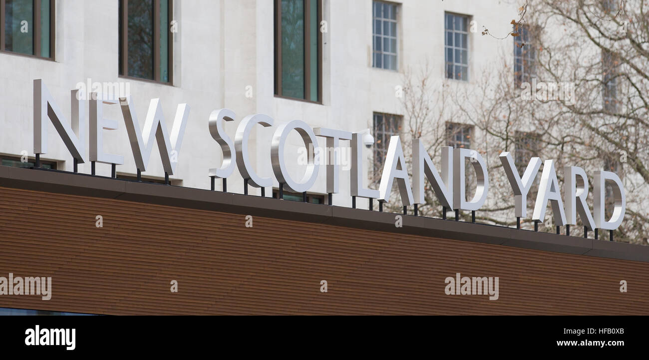 New scotland yard sign hi-res stock photography and images - Alamy