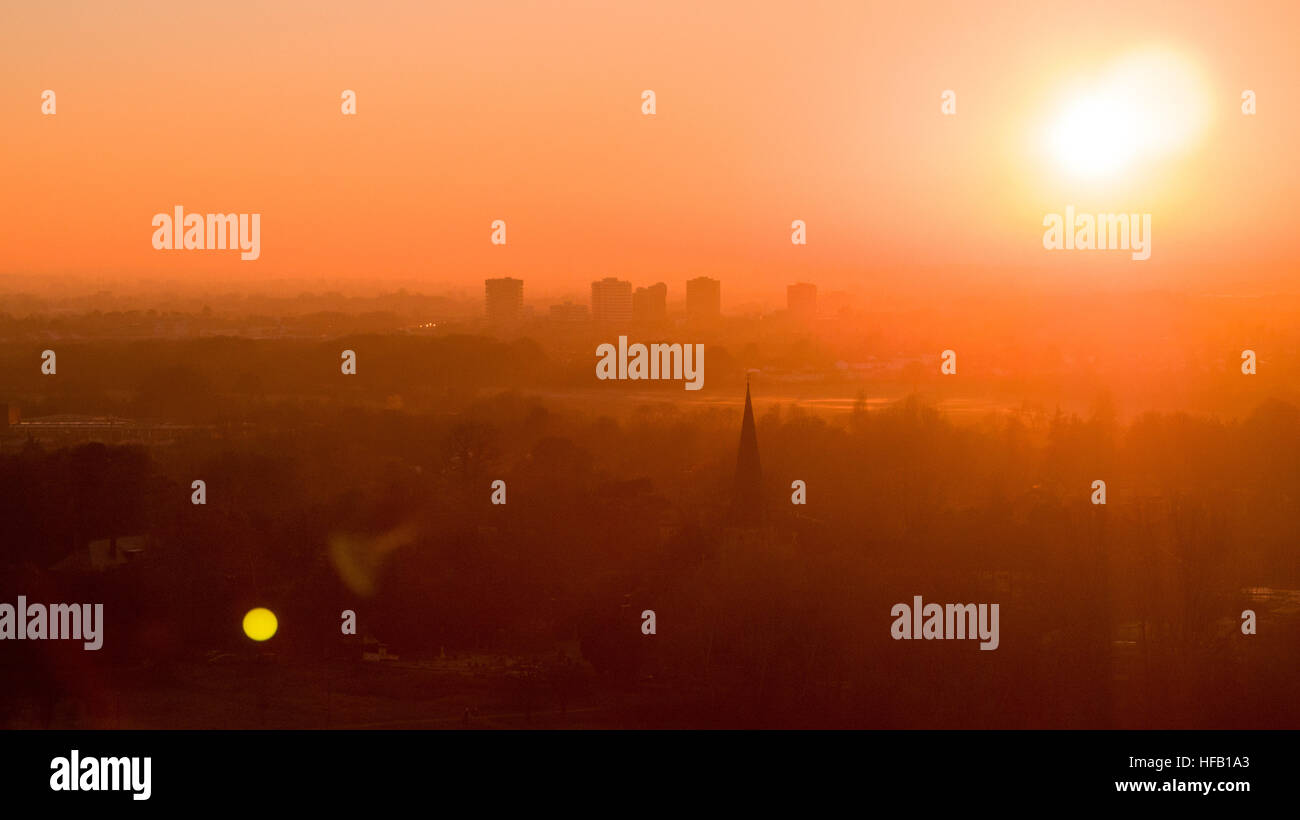 The sunsets over Sunbury-on-Thames in west London Stock Photo - Alamy