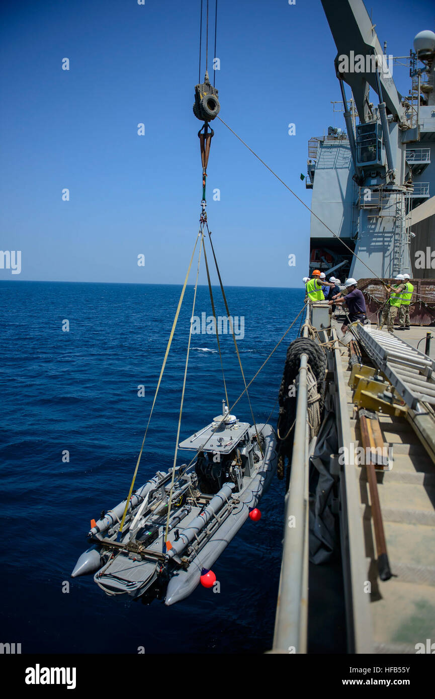 150423-N-RZ218-001 RED SEA (April 22, 2015) - An 11-meter Rigid Hull ...