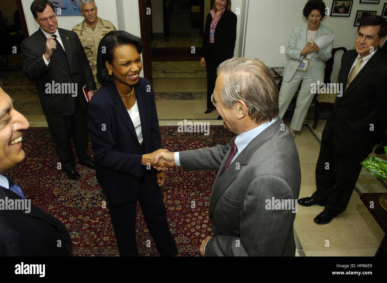 Donald rumsfeld visit iraq hi-res stock photography and images - Alamy