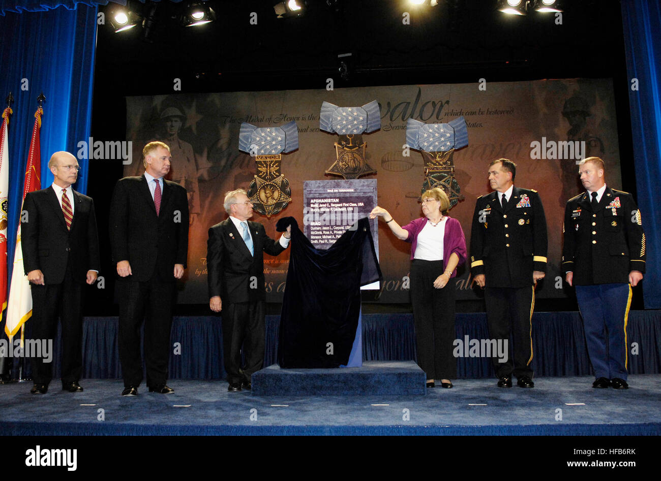 (l to r) Secretary of the Army Pete Geren, Deputy Secretary of Defense ...