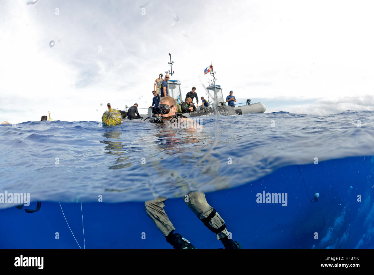 Navy Divers from Mobile Diving and Salvage Unit 1, Australian Clearance ...