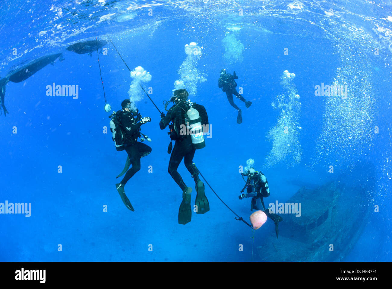 Divers from U.S. Mobile Diving and Salvage Unit 1, Australian Clearance ...