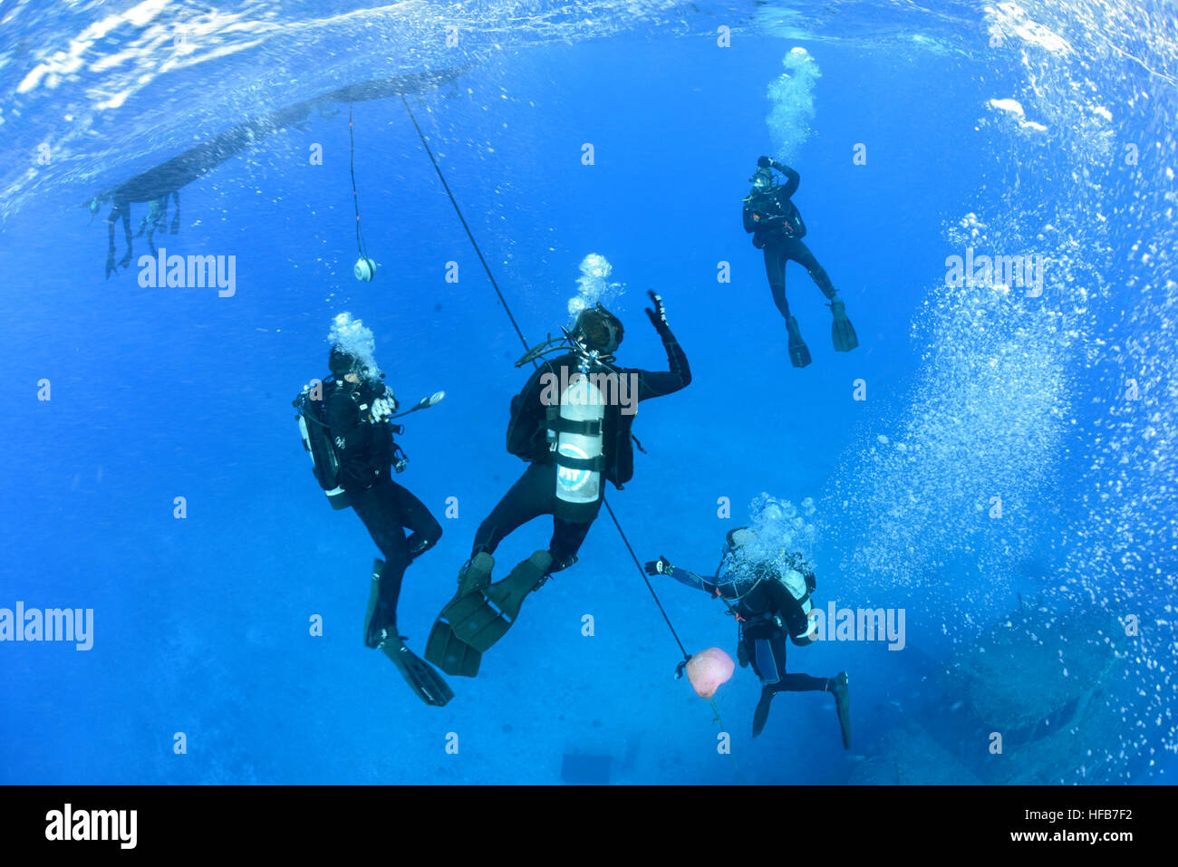 Navy Divers from Mobile Diving and Salvage Unit 1, Australian Clearance ...
