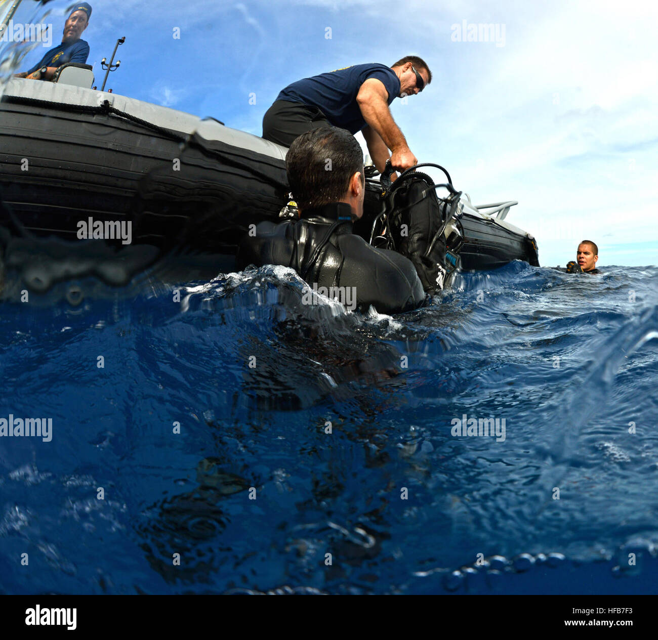 Navy Divers from Mobile Diving and Salvage Unit 1 assist U.S. Coast ...