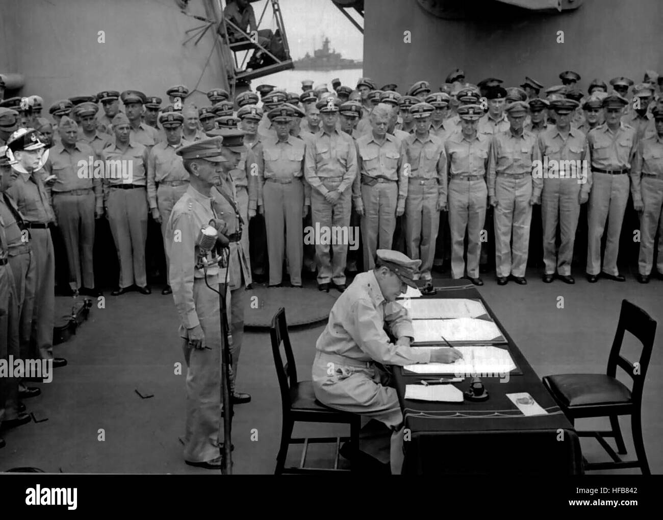 Douglas MacArthur signs formal surrender, NZ rep in back Stock Photo ...