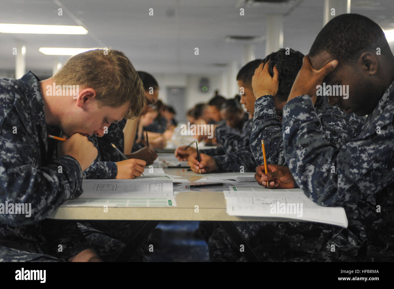 Sailors assigned to the aircraft carrier USS Ronald Reagan (CVN 76 ...