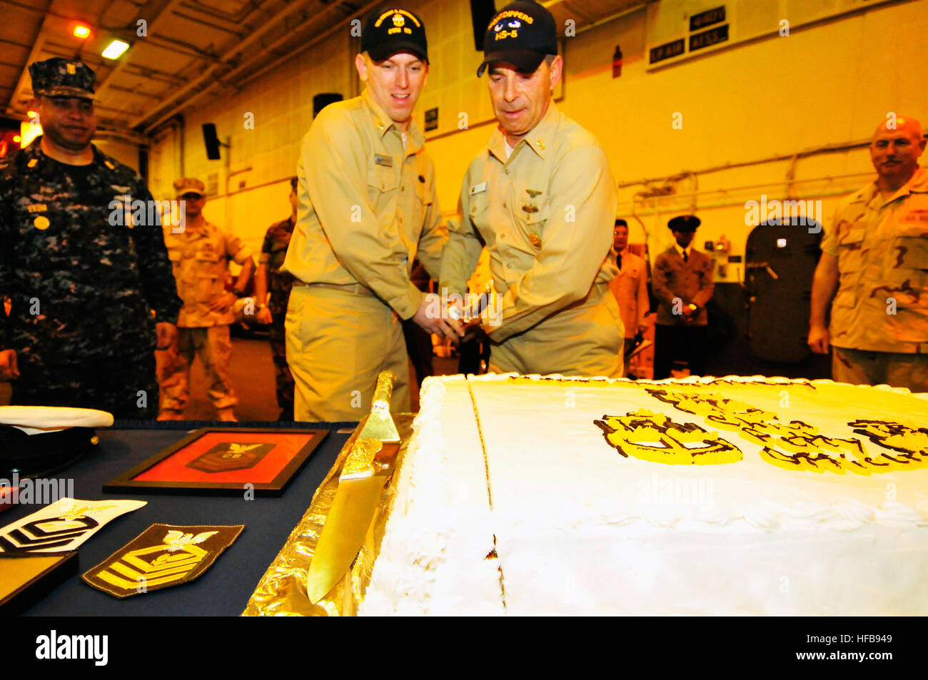 Navy officers cut cake hi-res stock photography and images - Alamy