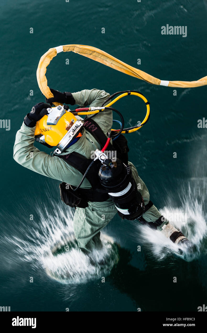 U s navy diver 1st class hi-res stock photography and images - Alamy