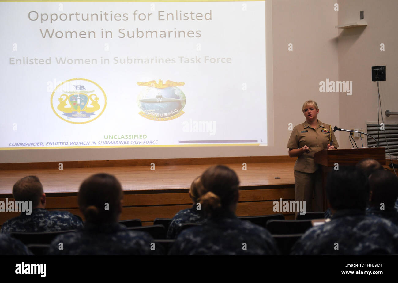 Women in submarines task force hi-res stock photography and images - Alamy