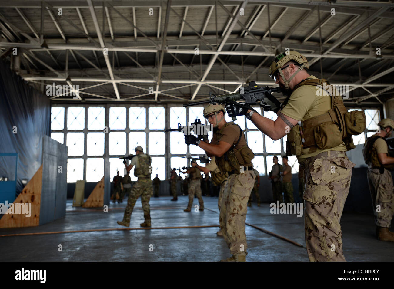 Fleet Diving Unit Pacific EOD technicians conduct room clearing ...