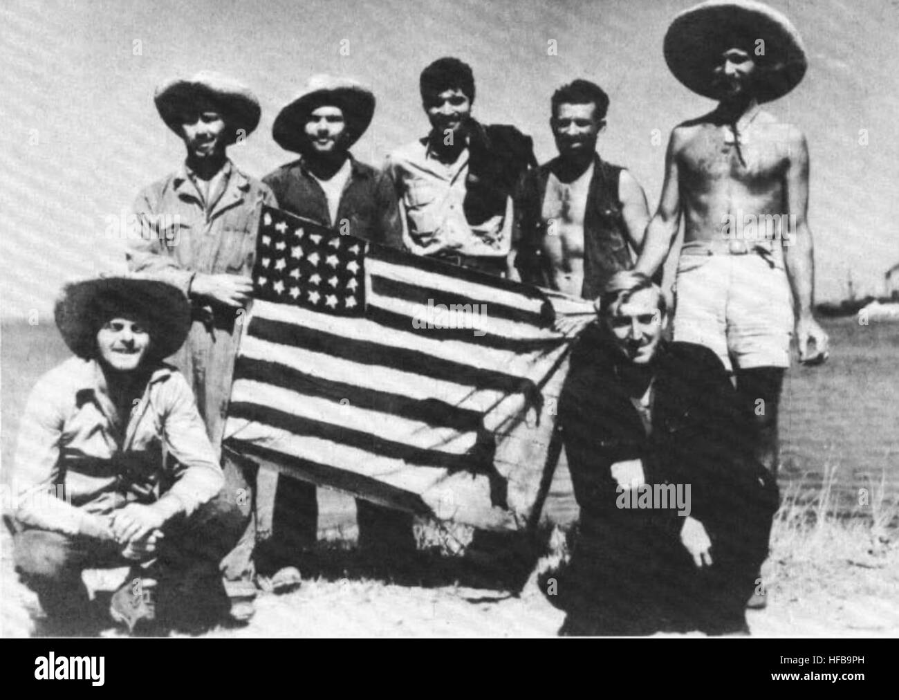 Escaped crew members of USS Quail (AM-15) with US flag in Australia in ...