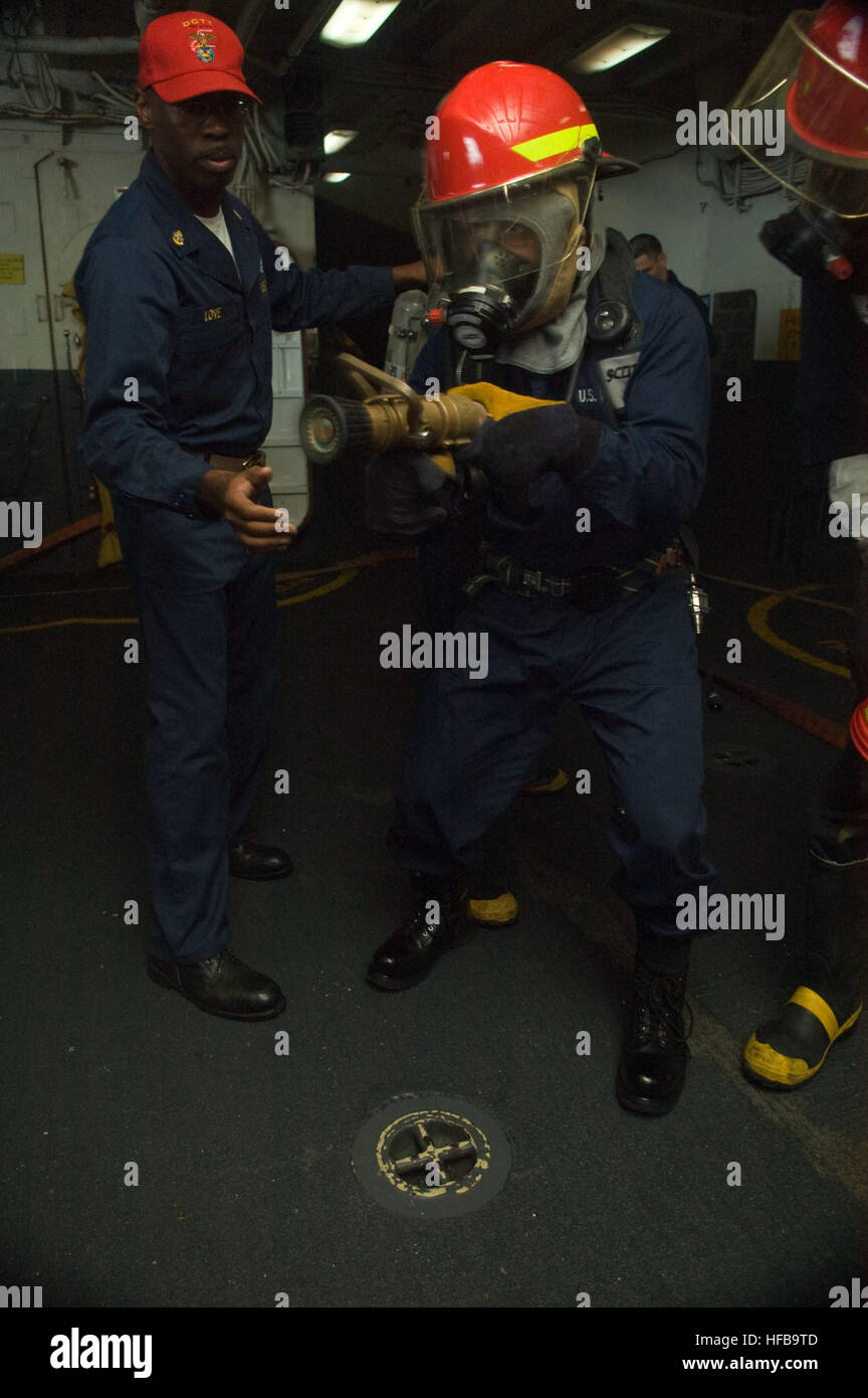 Air traffic controller petty officer hi-res stock photography and ...