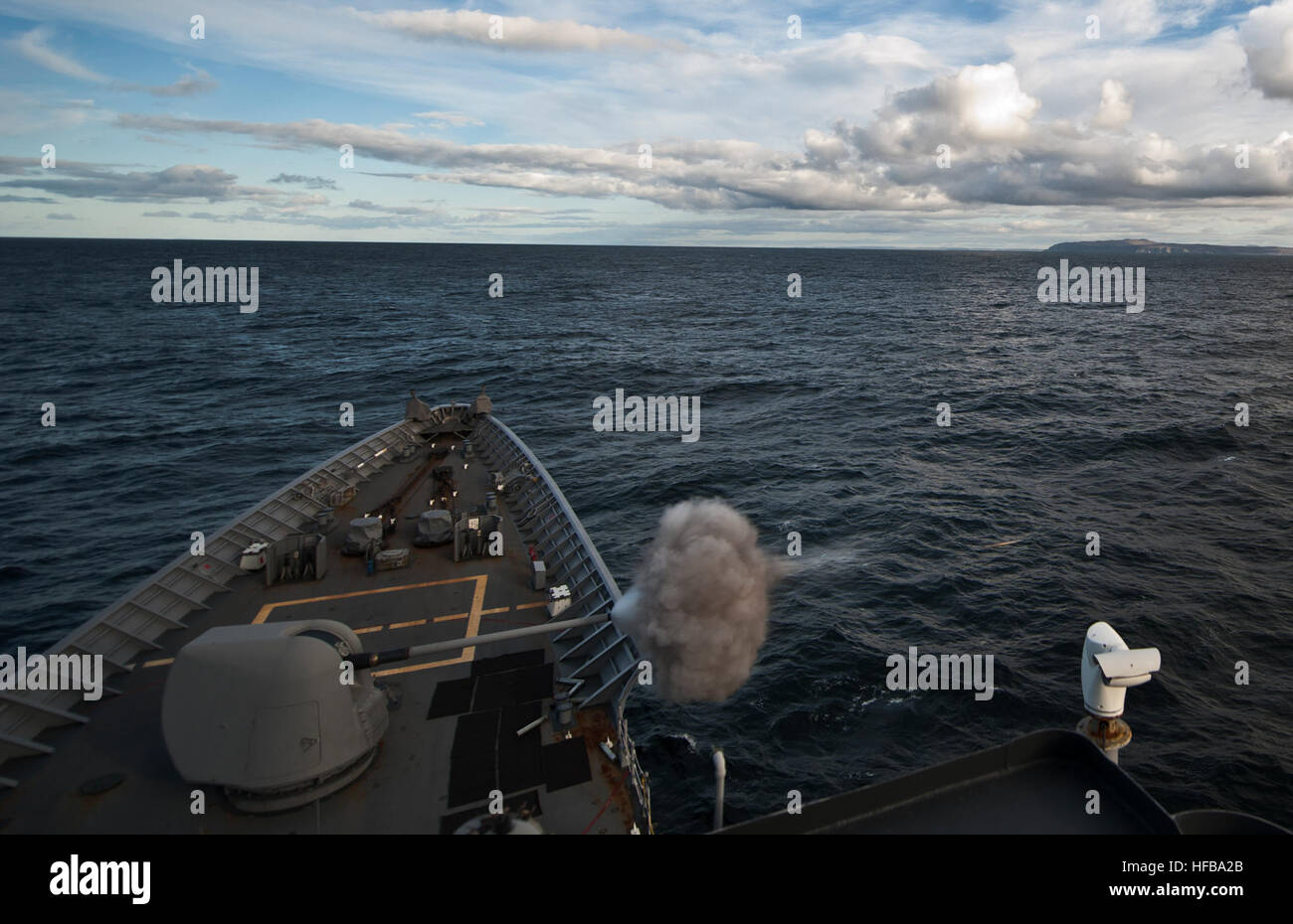 The guided-missile cruiser USS Gettysburg (CG 64) fires its Mark 45 Mod ...