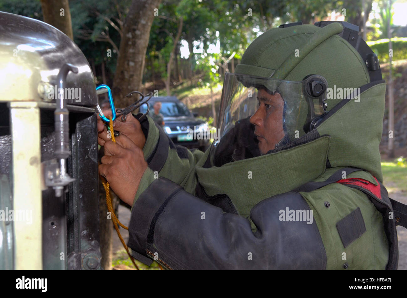 Members of U.S. Navy Explosive Ordnance Disposal Mobile Unit ...