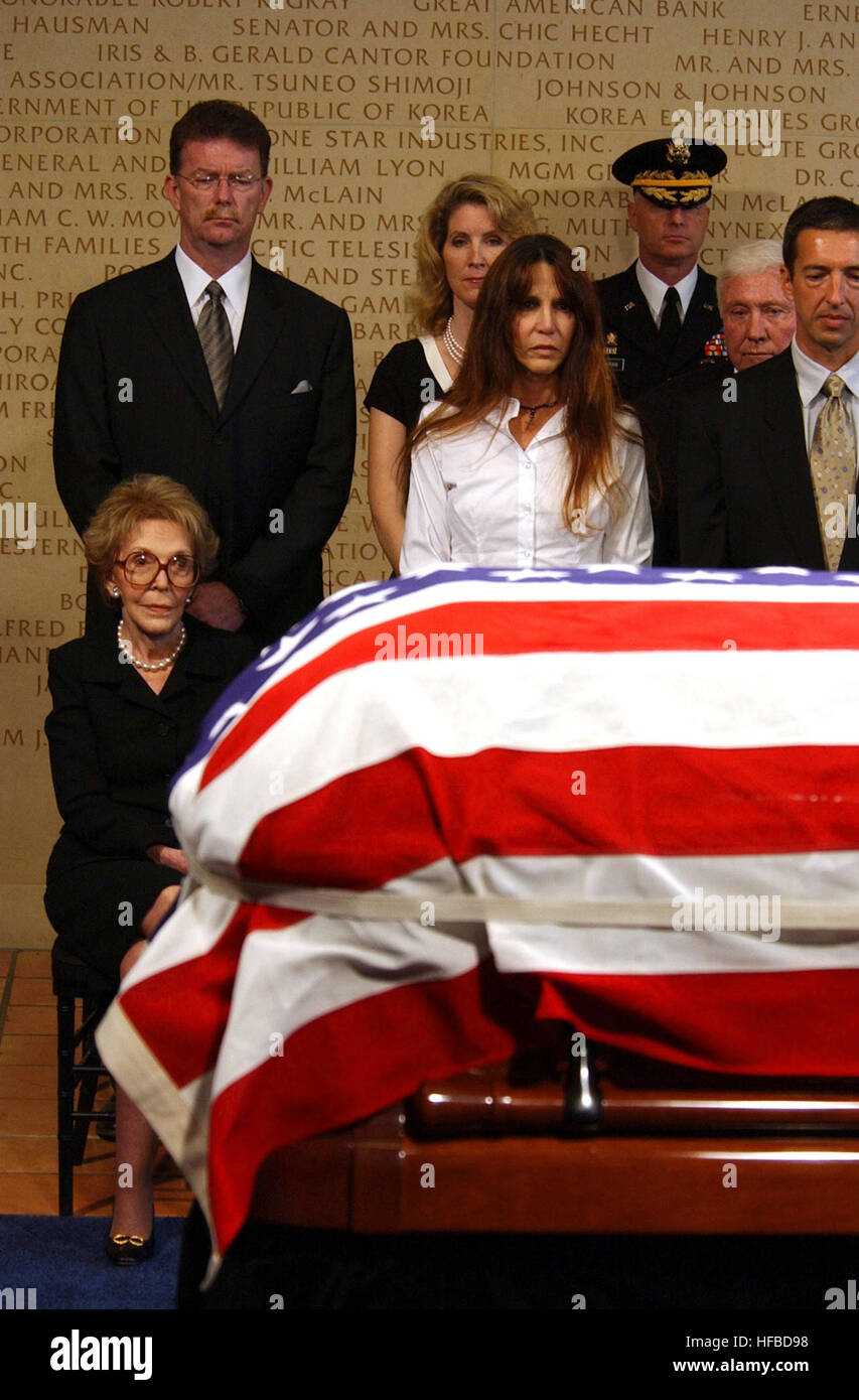 Nancy reagan ronald reagan casket hi-res stock photography and images ...