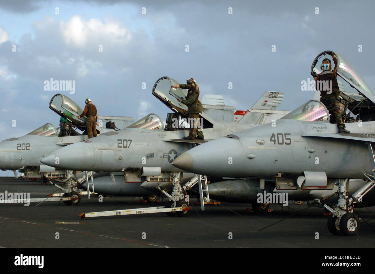 051206-N-3488C-008 South China Sea (Dec. 6, 2005) - Plane captains ...
