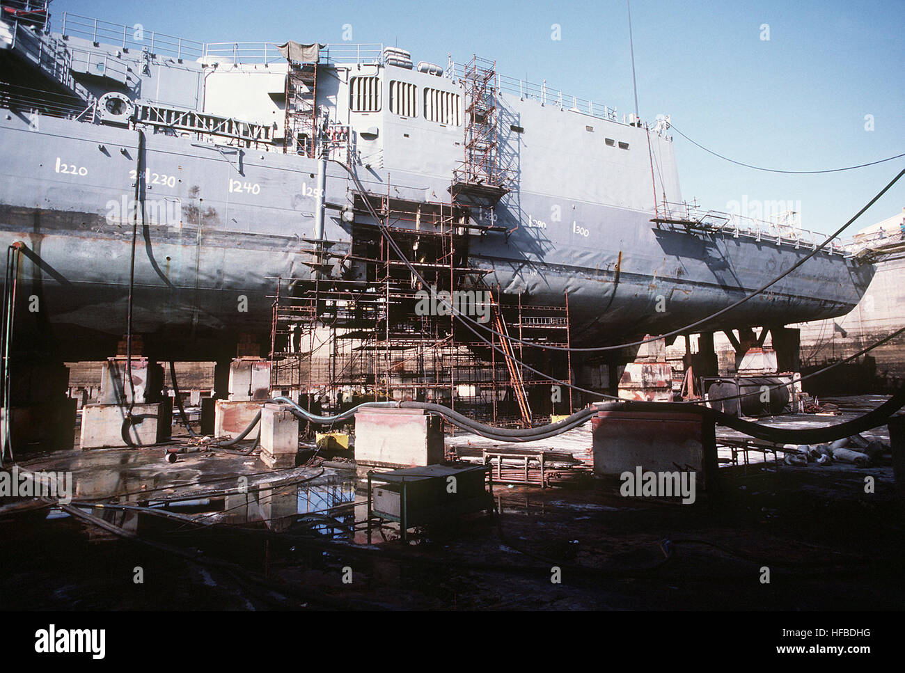 A port view of the guided missile frigate USS SAMUEL B. ROBERTS (FFG-58 ...