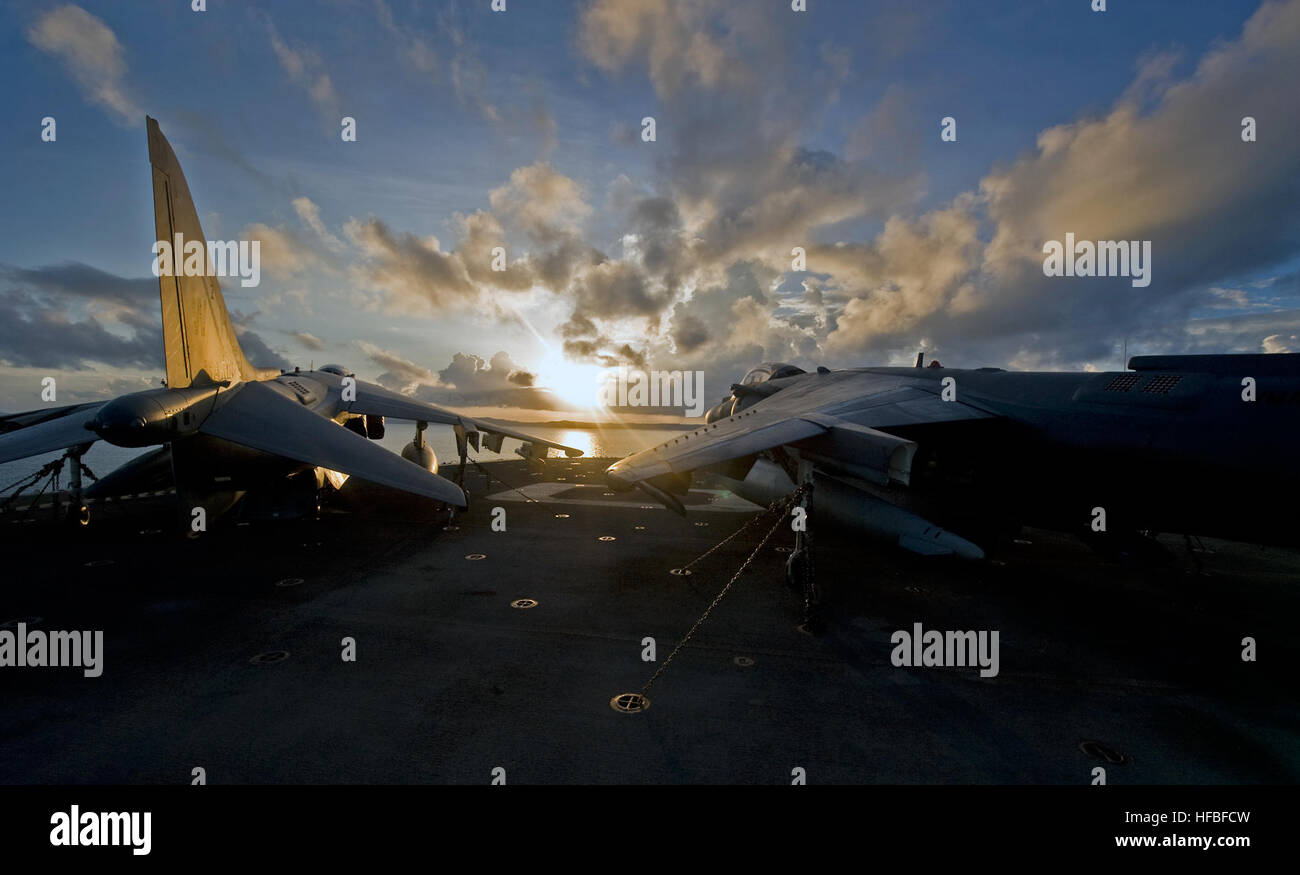 120830-N-KB563-091 PACIFIC OCEAN (Aug. 30, 2012) AV-8B Harrier jet ...