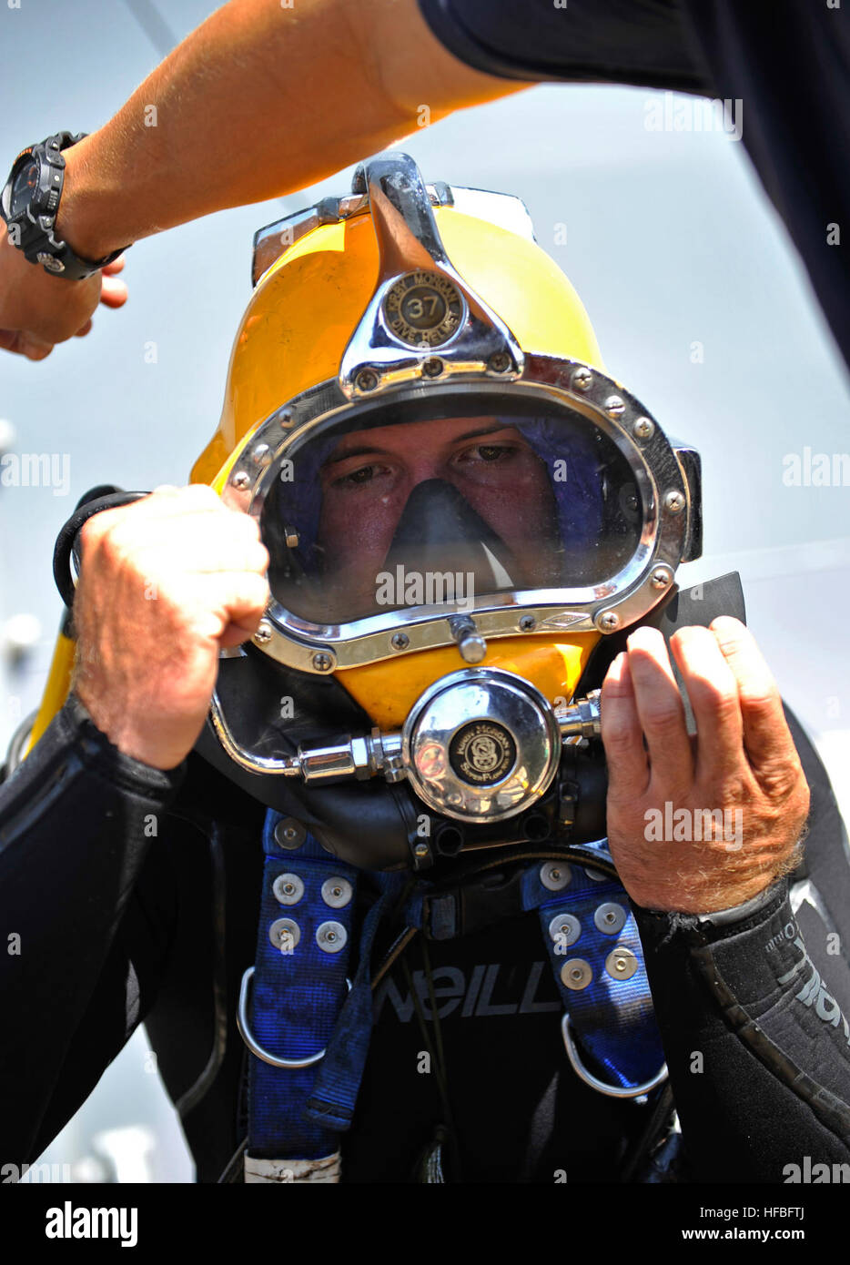 Diver ship maintenance hi-res stock photography and images - Alamy